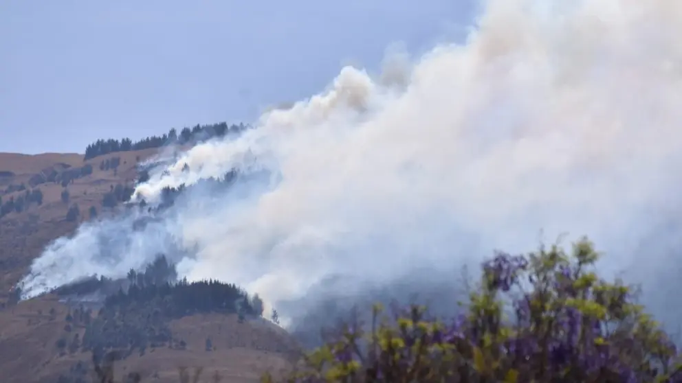 Incendio de copa en el Tunari moviliza a más de 70 personas; vientos ...